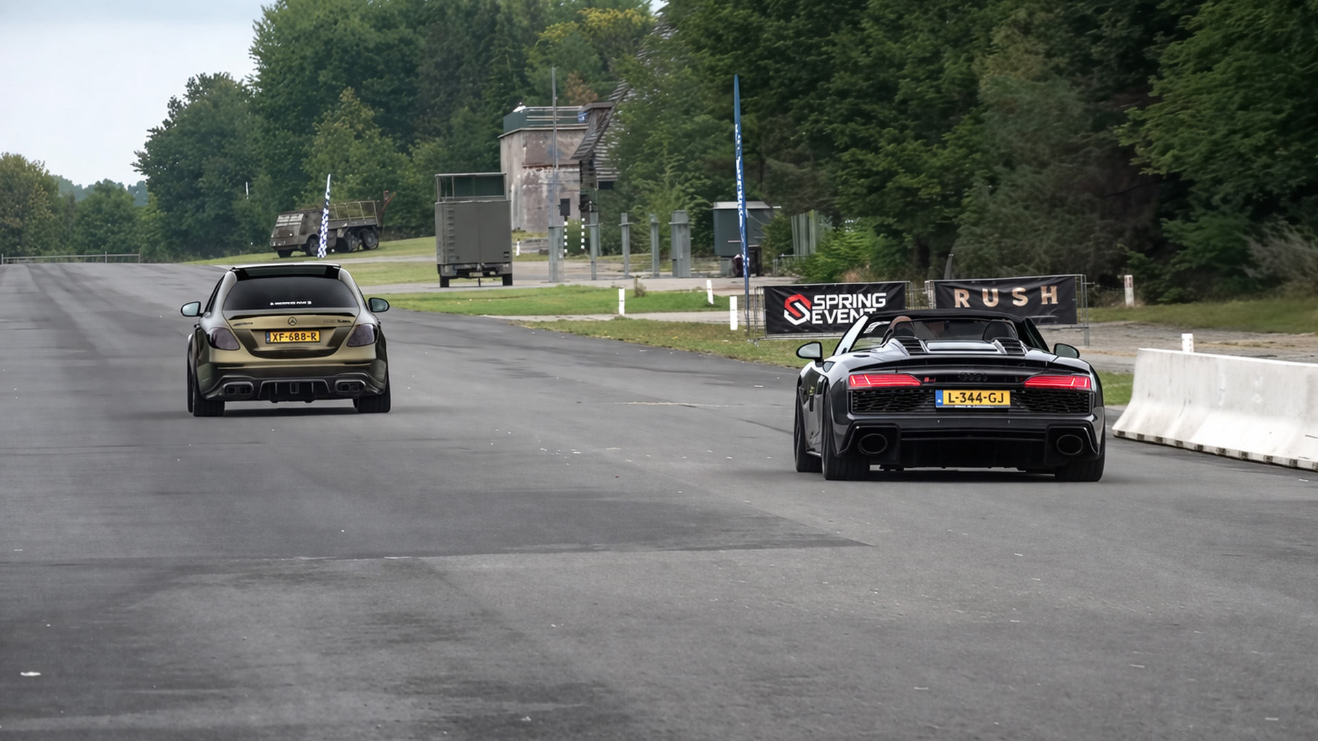 Spannende race tussen Mercedes AMG C63 en Audi R8
