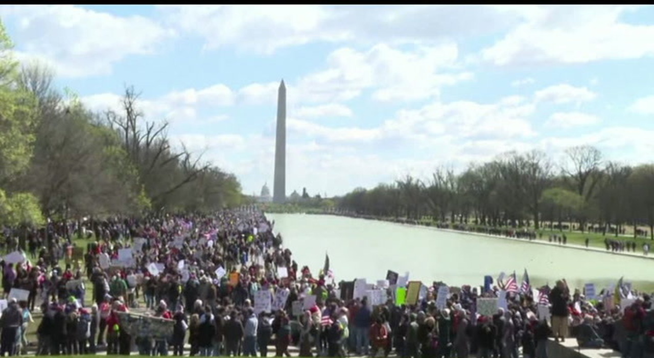 Washington, maxi pupazzo contro Trump al corteo No Kings