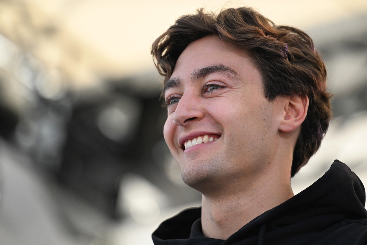 George Russell echoes Carlos Sainz gesture with heartwarming fan ...