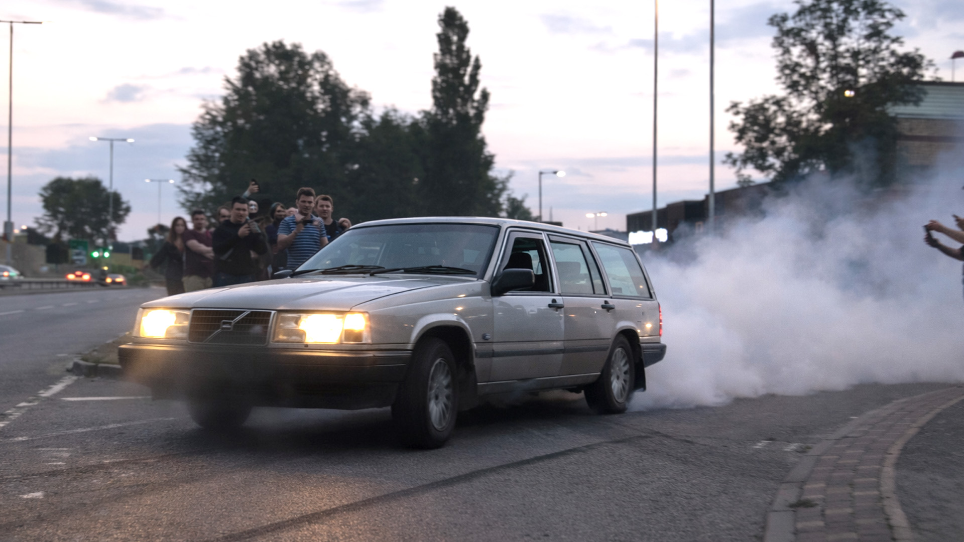 Volvo Kombi rutscht durch Rauch – Fast-Unfall mit Zuschauern