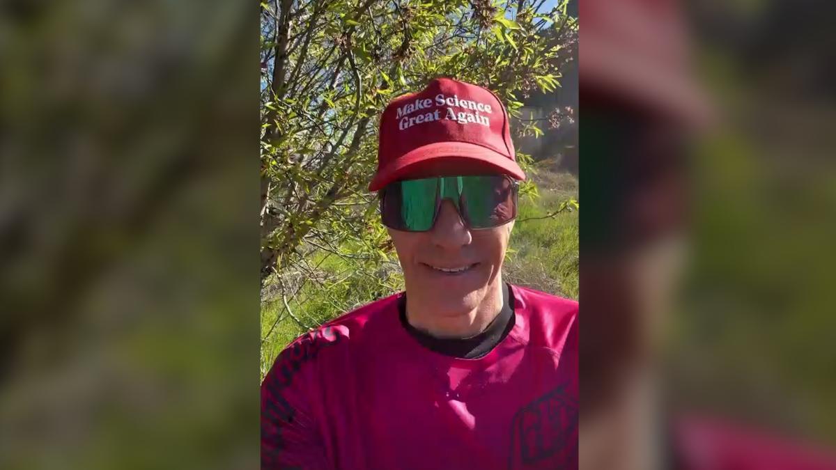Sánchez se acuerda de Trump con una gorra nueva durante su salida en ...