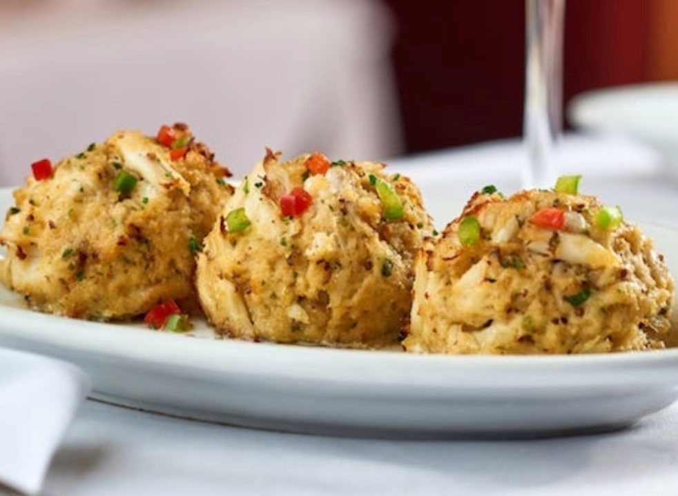 5 chain restaurants with the best crab cakes, according to chefs