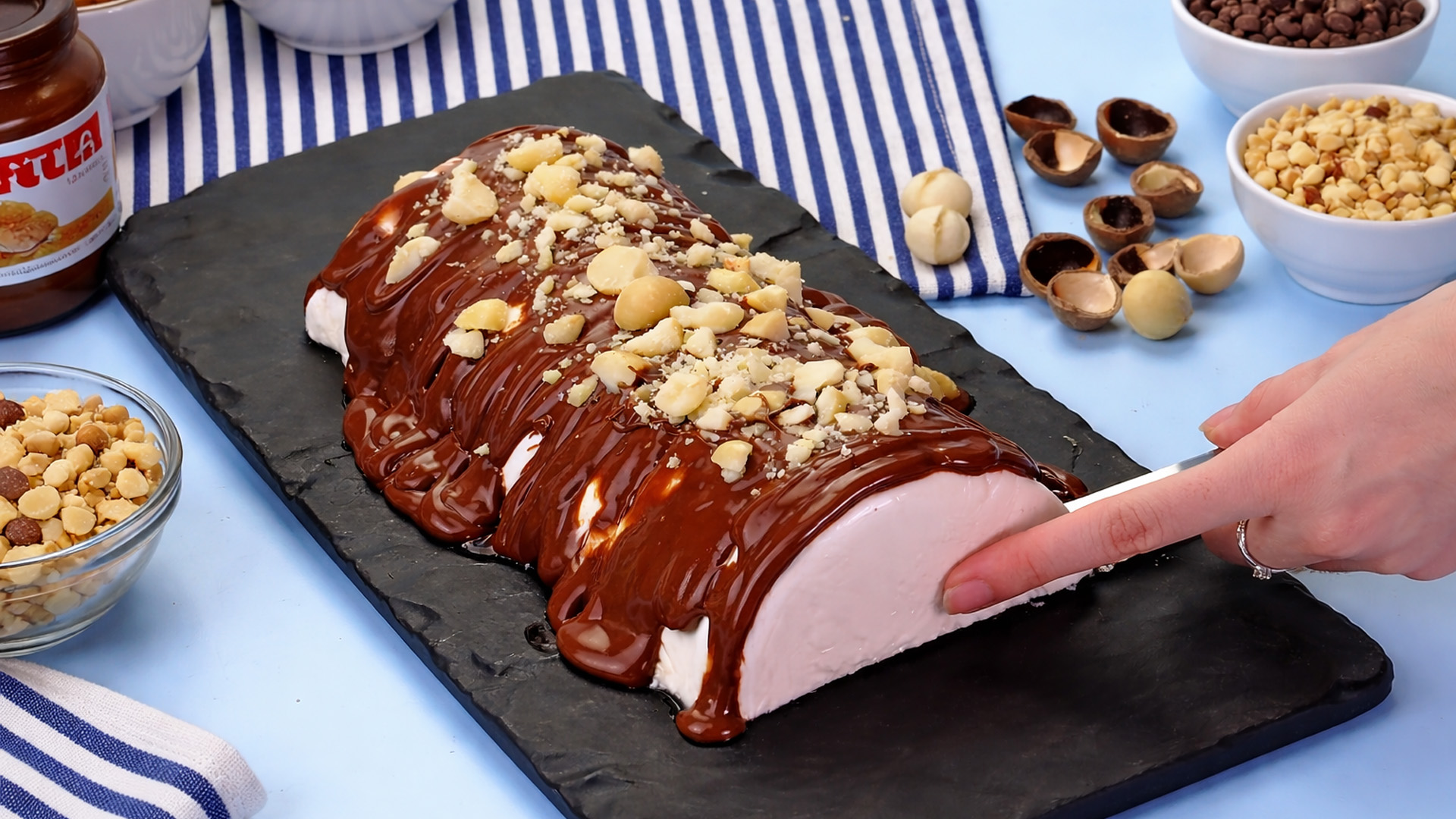 Simple steps for chocolate dessert decorating