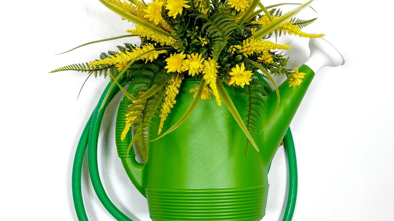 How to make a cute 🌱 DIY garden hose wreath 🌱 for spring