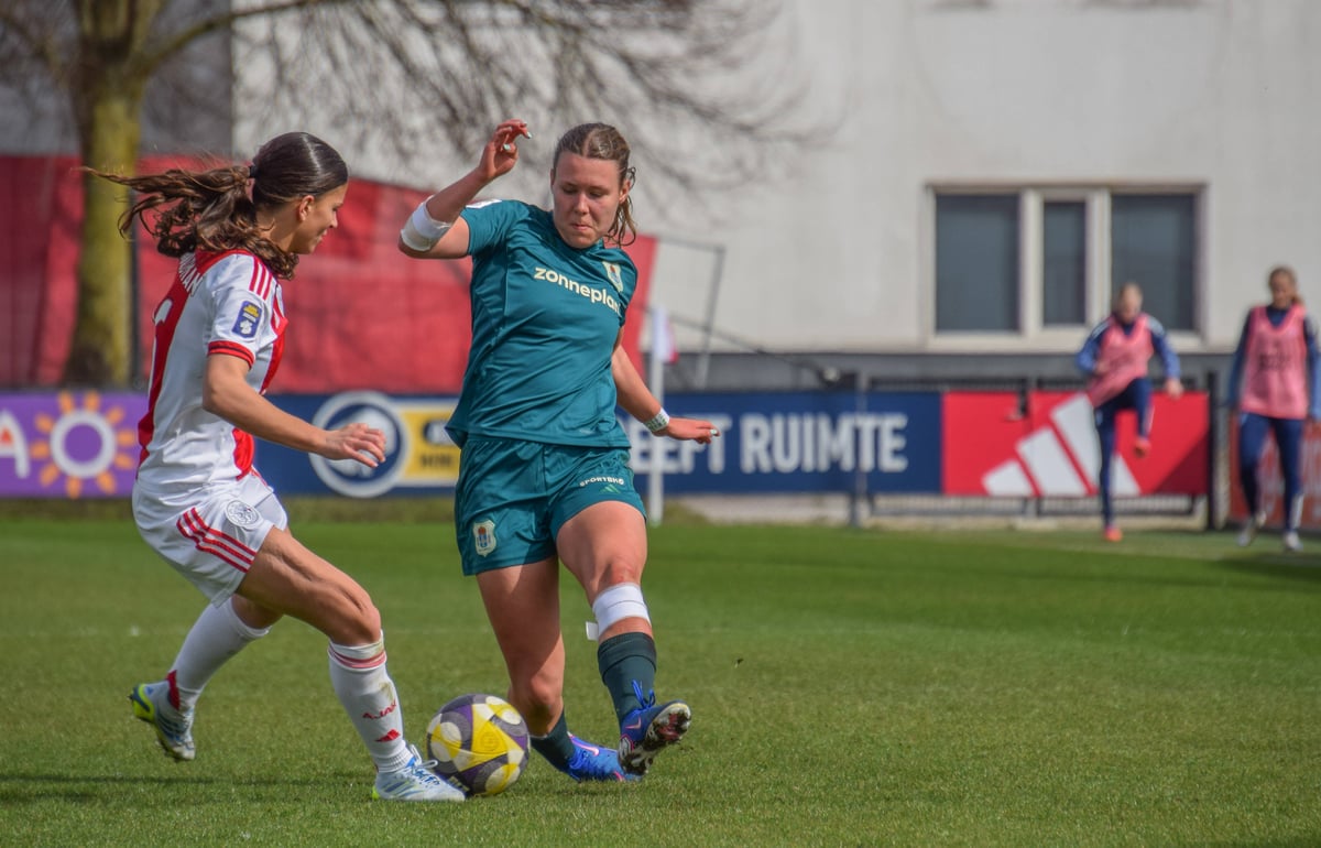 Bizarre rode kaart voor Inske Weiman (PEC) tegen Ajax