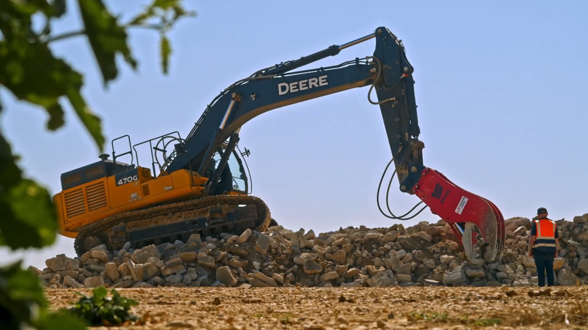 How this excavator breaks large rocks with precision
