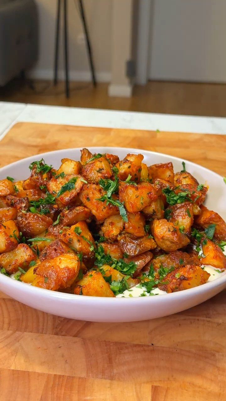 Spicy Lebanese potatoes with creamy vegan dip