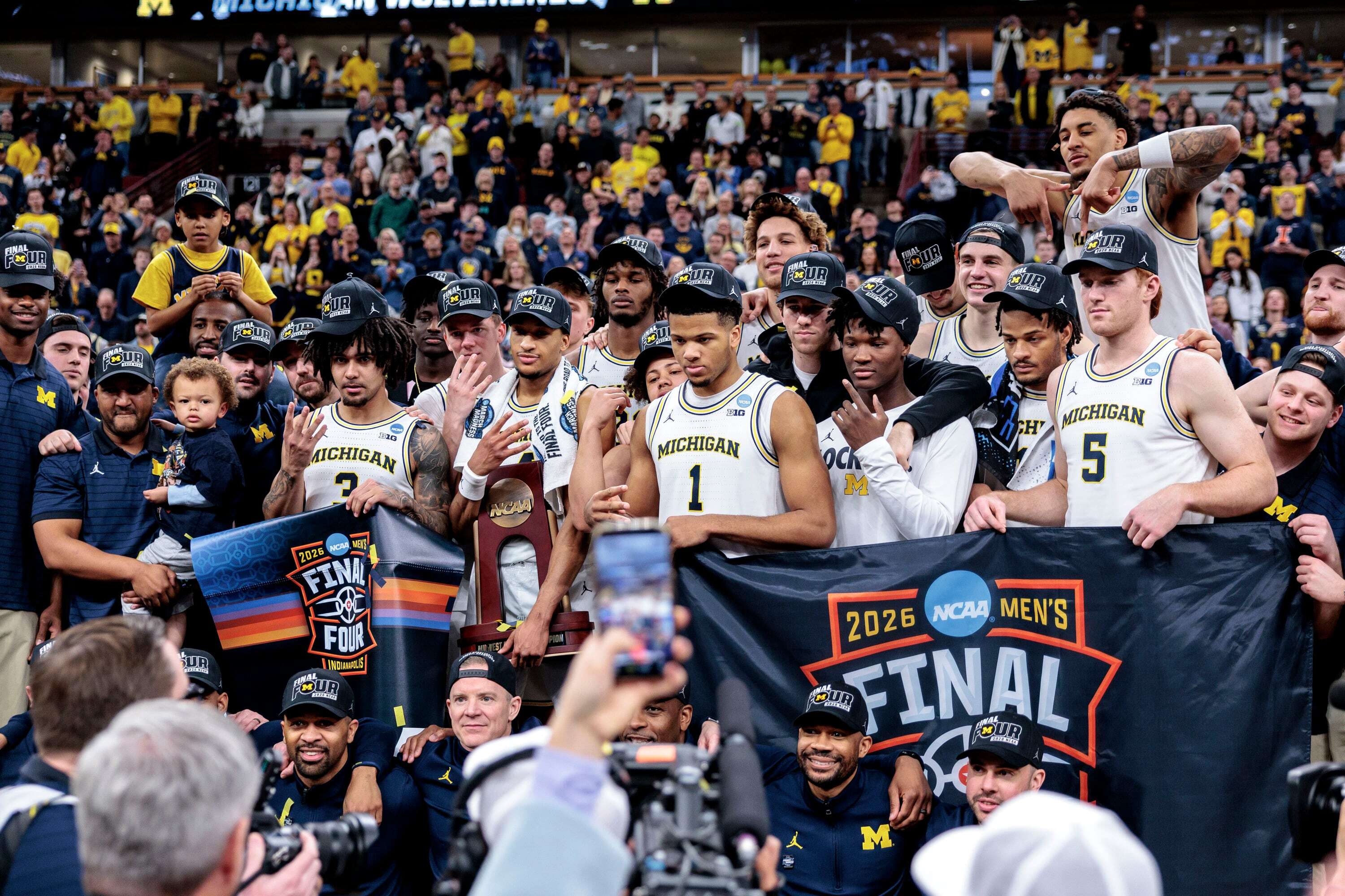 Watch historic Michigan team cut down the nets in Chicago