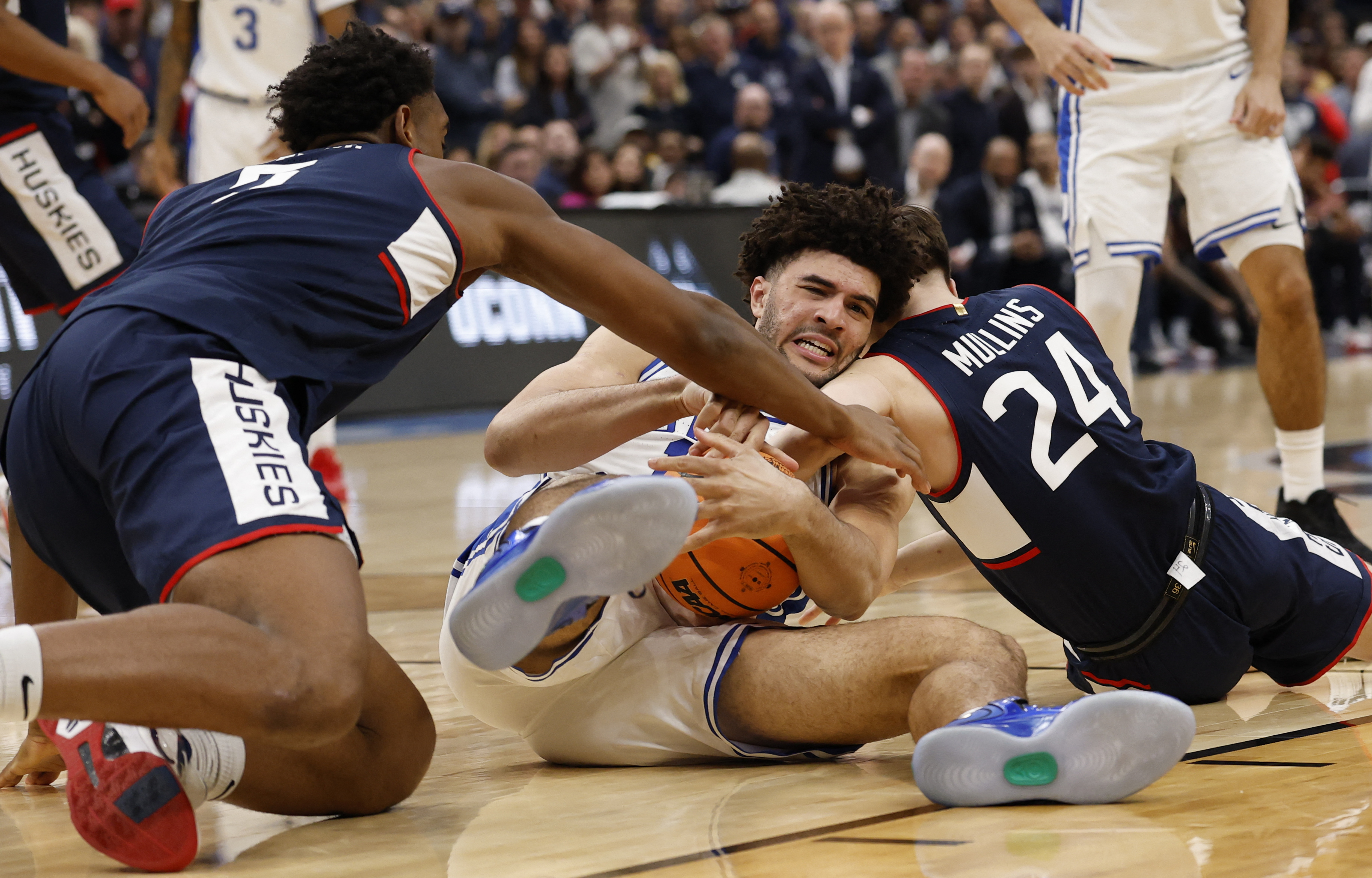 Rain kings: Braylon Mullins, U-Conn. stun Duke with final-second heave
