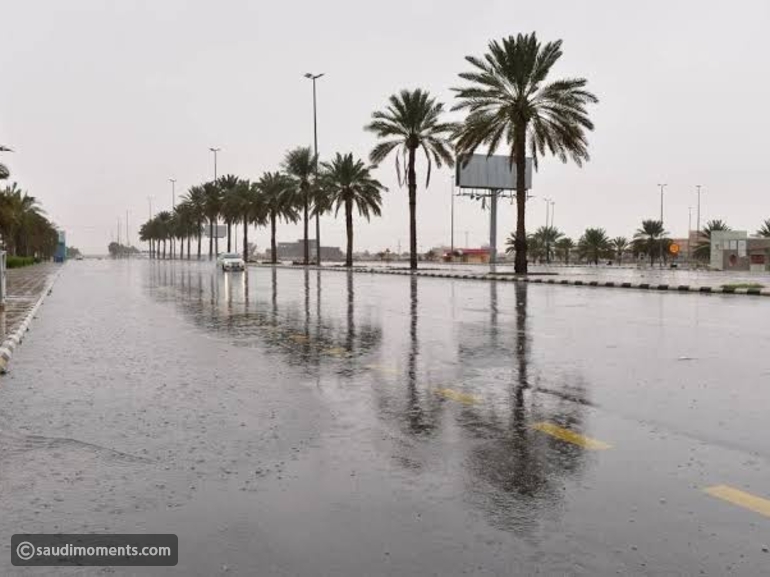 Thunderstorms and dust storms sweep Saudi Arabia regions