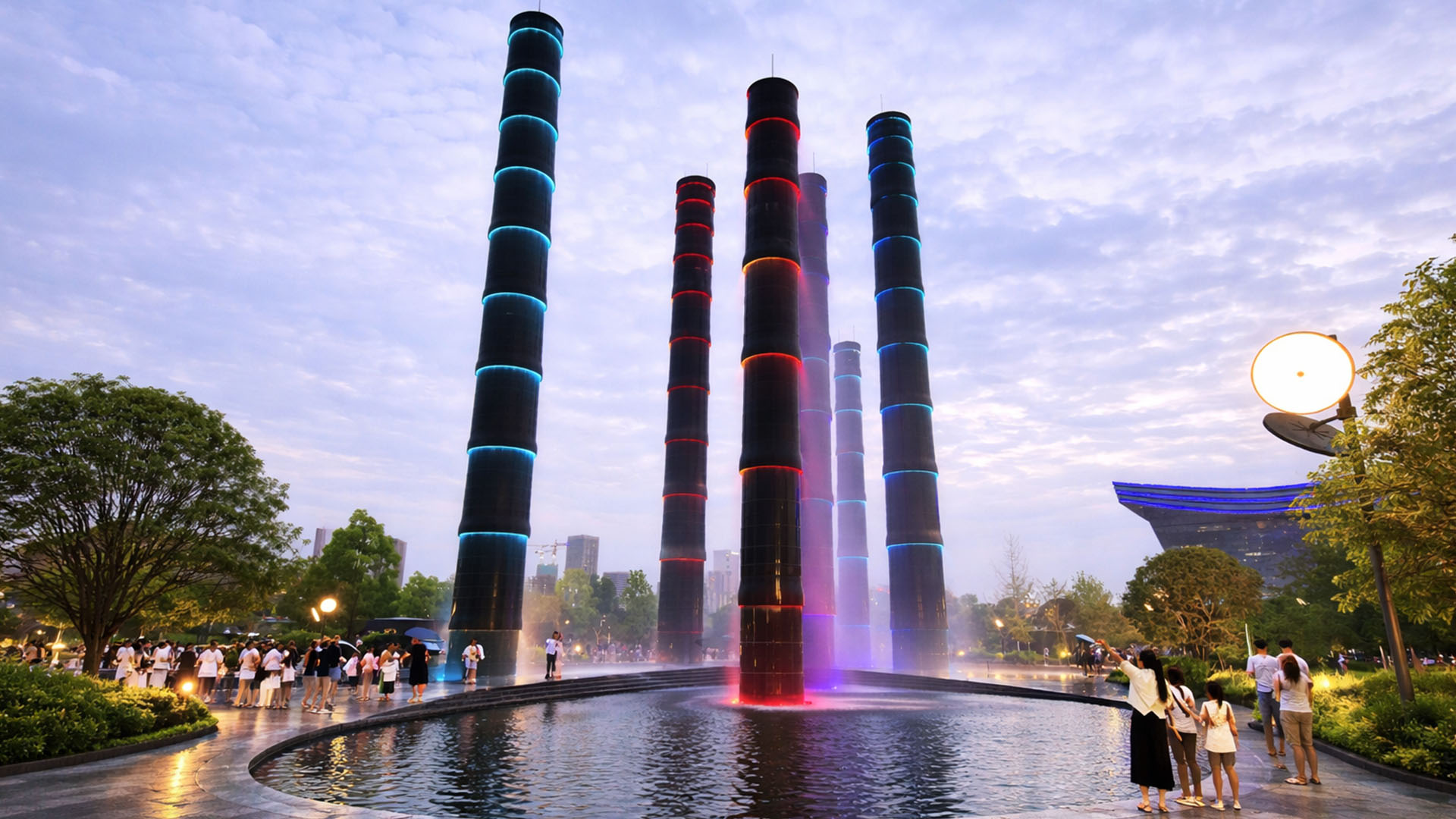 Un parco urbano in Cina con torri luminose che cambiano colore