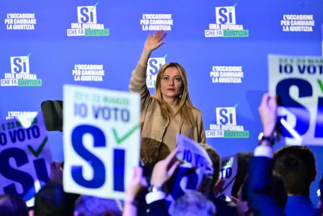 El complejo momento para Meloni tras su primera gran derrota en Italia