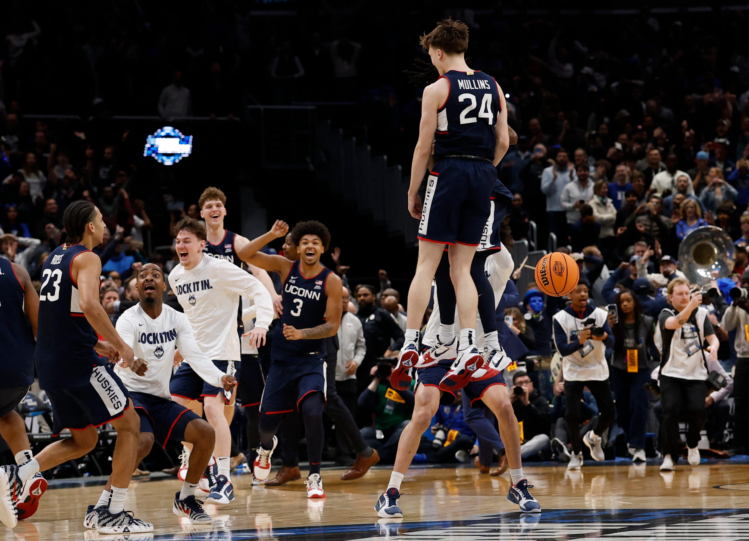 No. 2 UConn stuns No. 1 Duke on Braylon Mullins' last-second heave