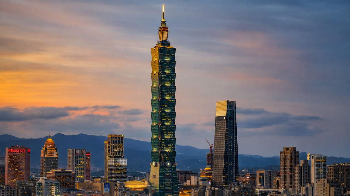 La torre che domina lo skyline della città al tramonto