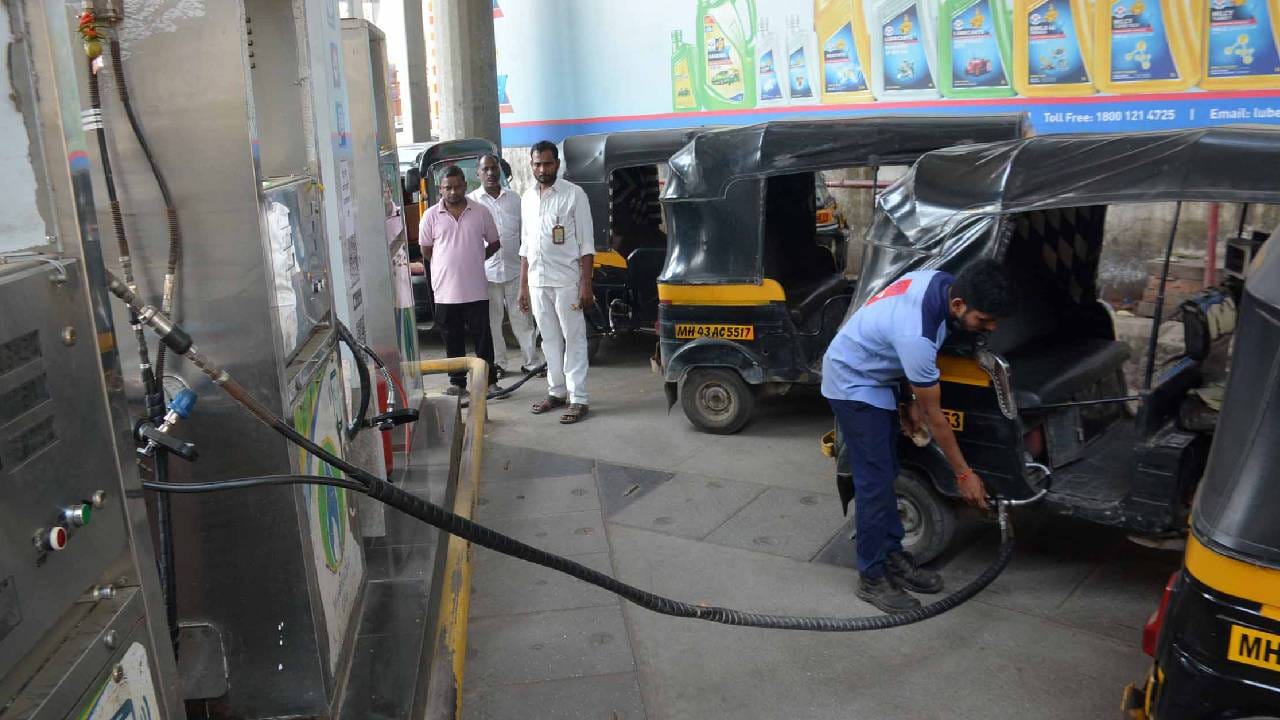 Auto drivers in Hyderabad protest by climbing mobile tower over CNG ...