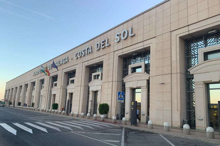 Spain airport workers to stage indefinite strike over Easter