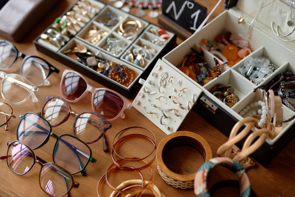 Thrifter buys $4 bracelet at store, then googles it