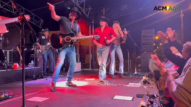 Lee Kernaghan brings the beat back to Quilpie a year on from the floods