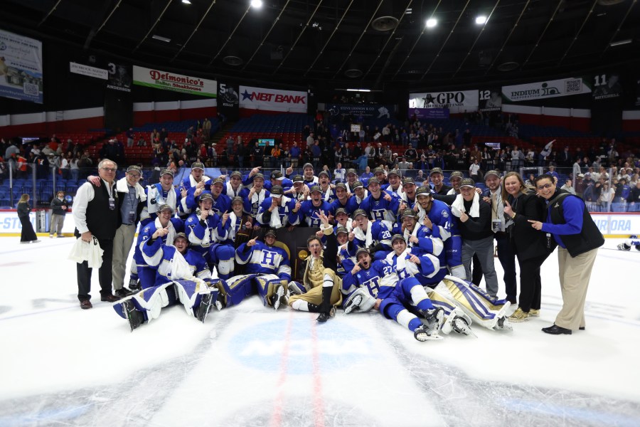 Hamilton College men’s hockey wins program’s first DIII title