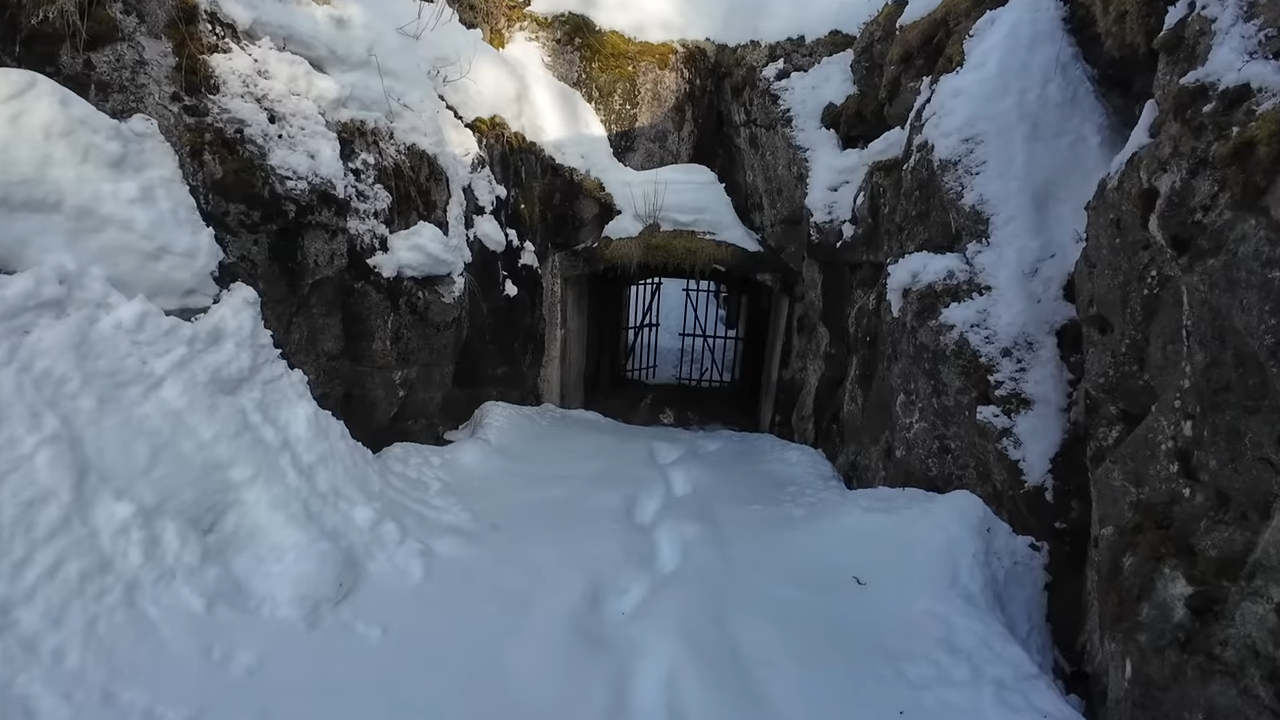 „Hier ist etwas unter dem Schnee…“ – sie stoßen auf Beton direkt unter ...
