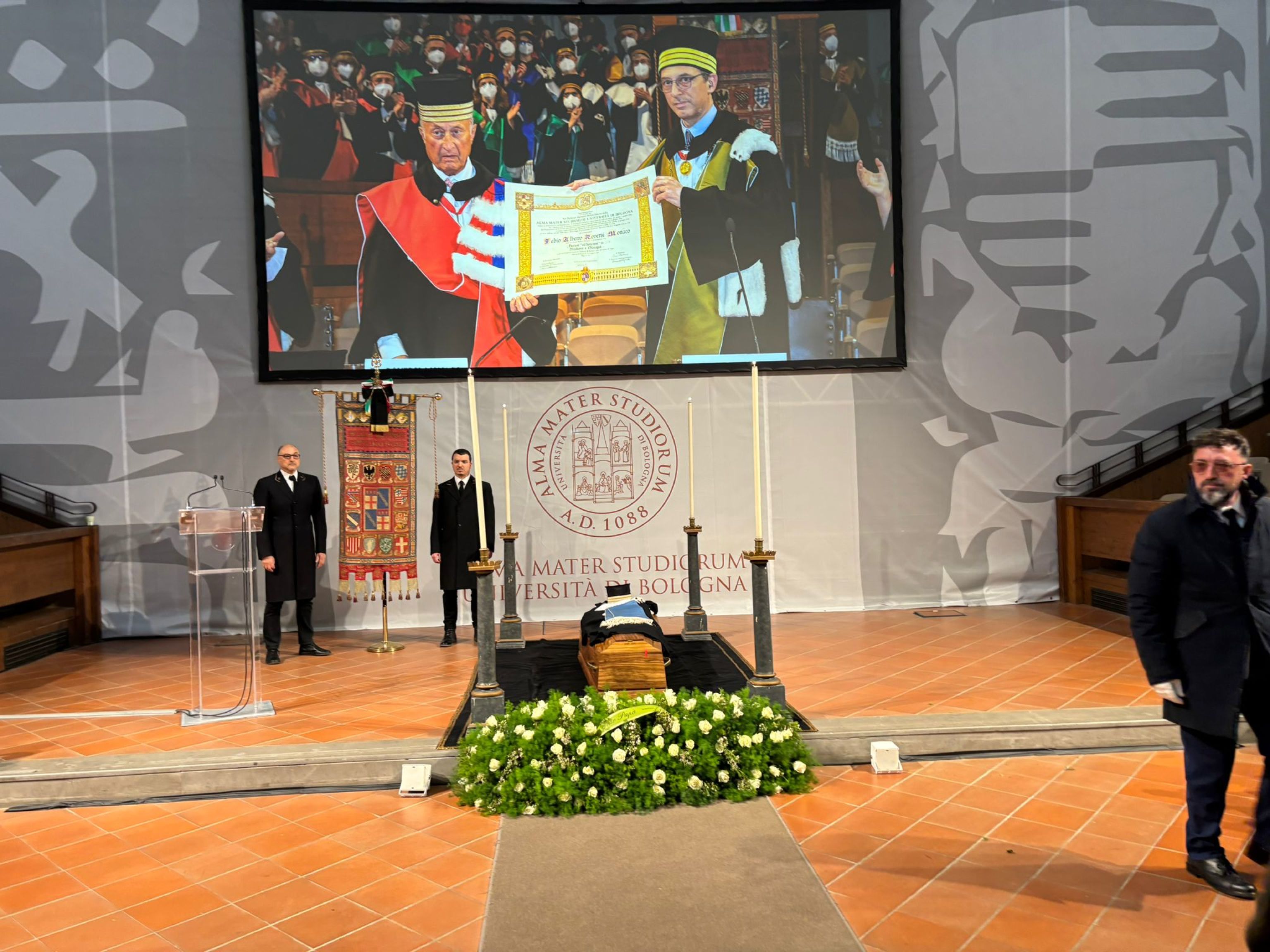 A Bologna l'ultimo saluto a Fabio Roversi Monaco, Santa Lucia gremita