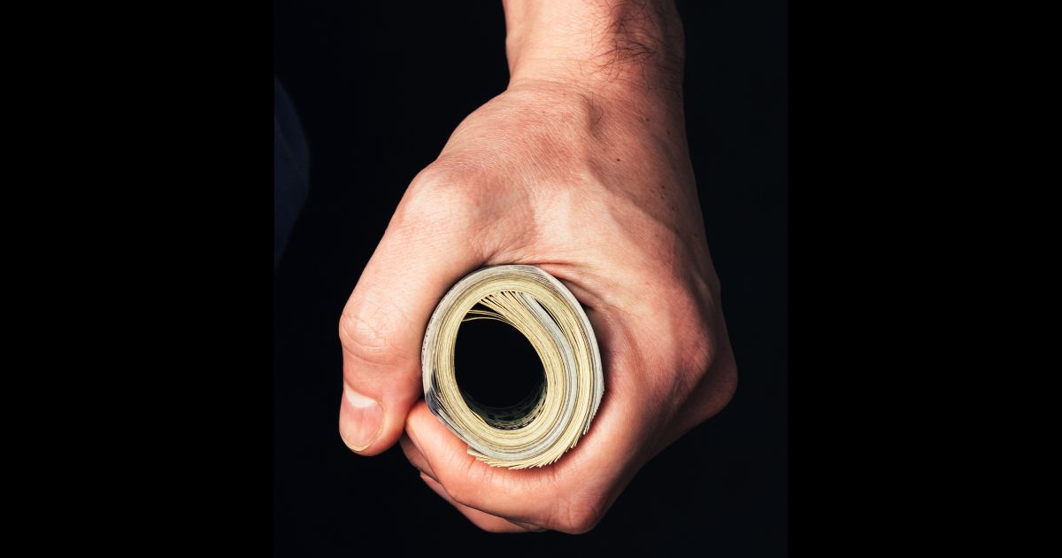Inmate tries handing over 'wad' of counterfeit cash to judge for paying ...