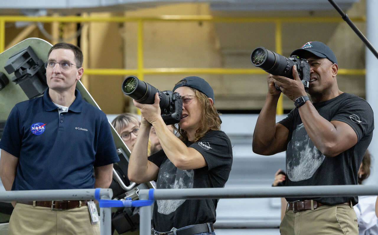 Artemis II astronauts will study the moon with a powerful tool cameras ...