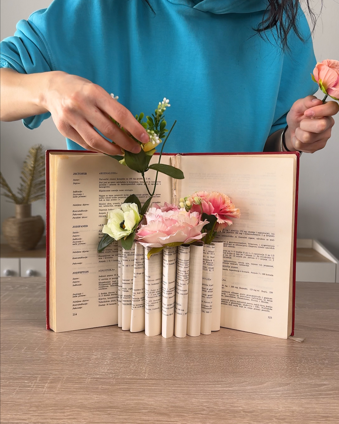 A floral surprise hidden in pages 🌸📖