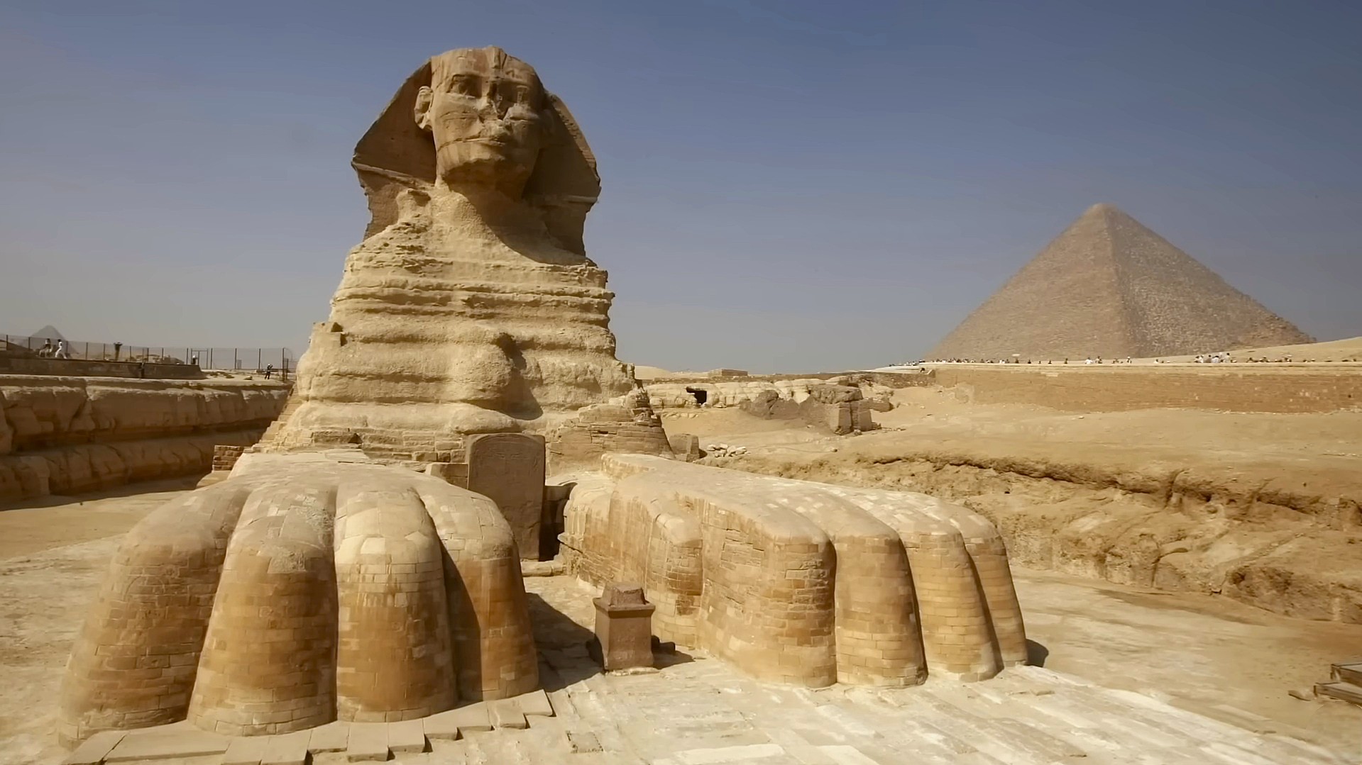 What was hidden between the Great Sphinx’s paws?