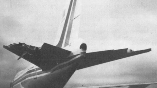 Watch how a Boeing 747 fell 30,000 ft in 2.5 minutes - "Out of control"