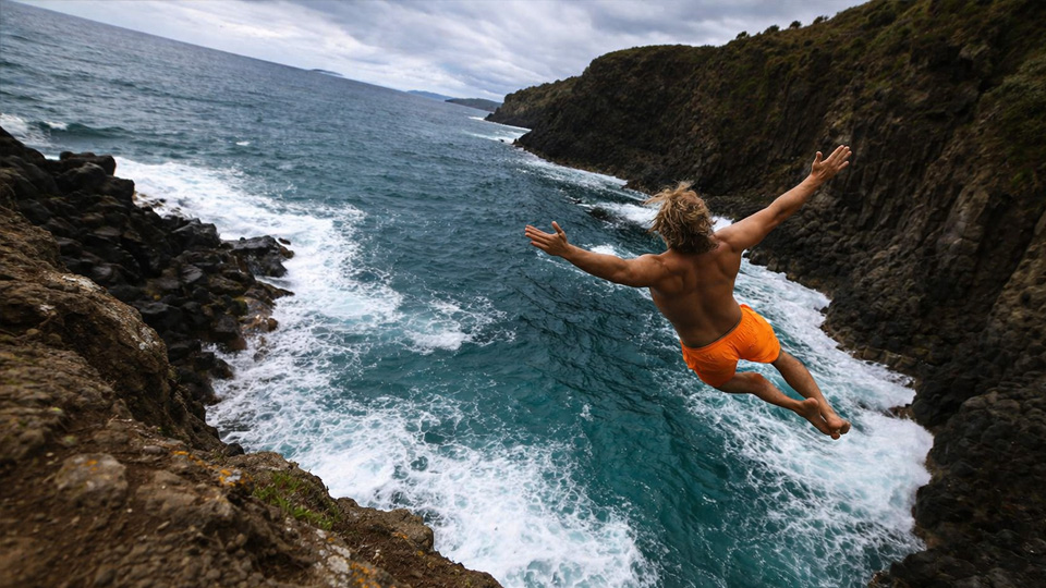 What is it like jumping from 80 feet into water?
