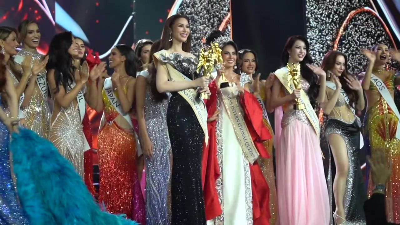 Miss Thailand pageant contestant mortified as veneers fall out during ...