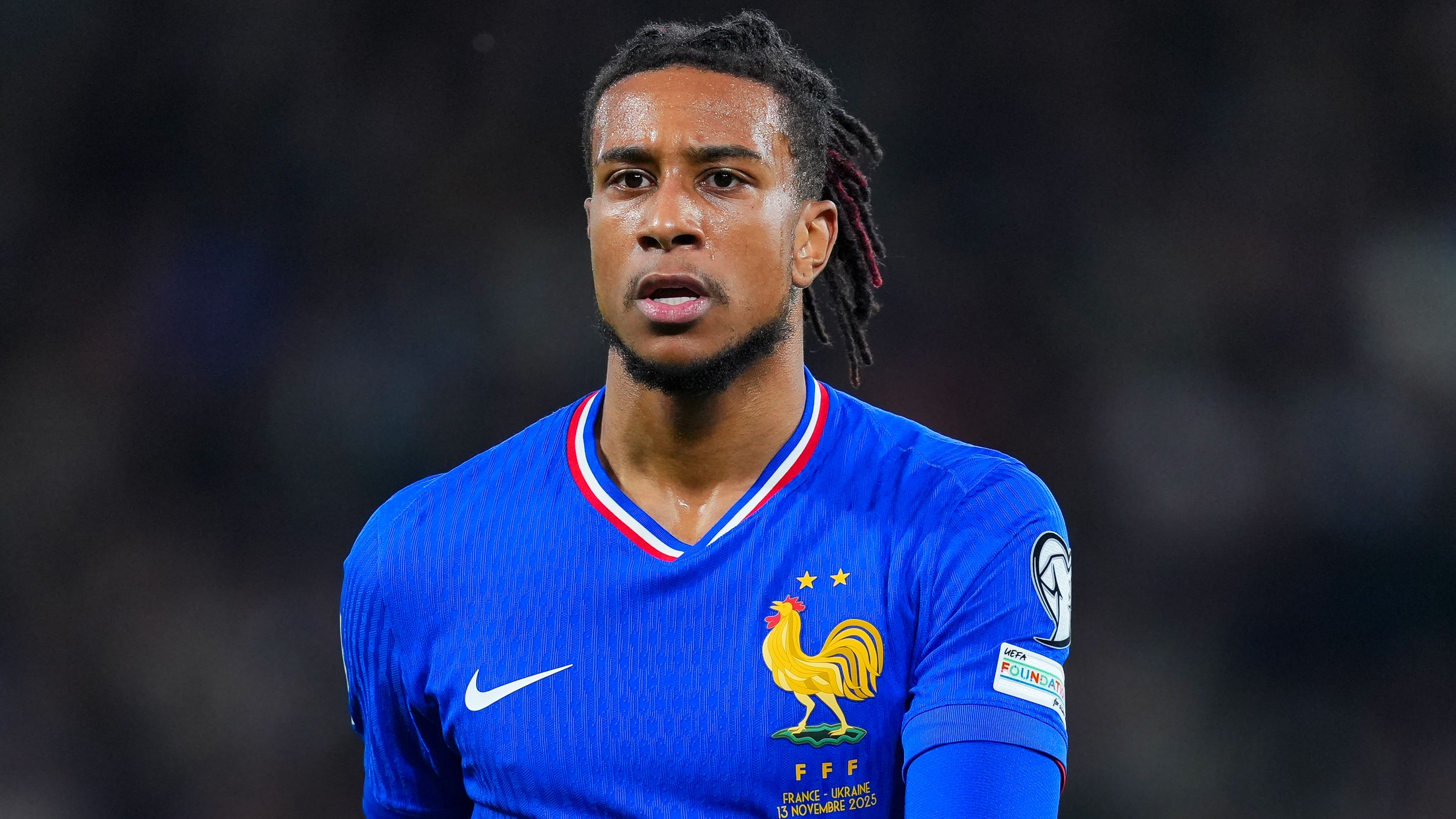 Sonst hätte er jetzt nur noch ein Bein: Michael Olise vom FC Bayern ...