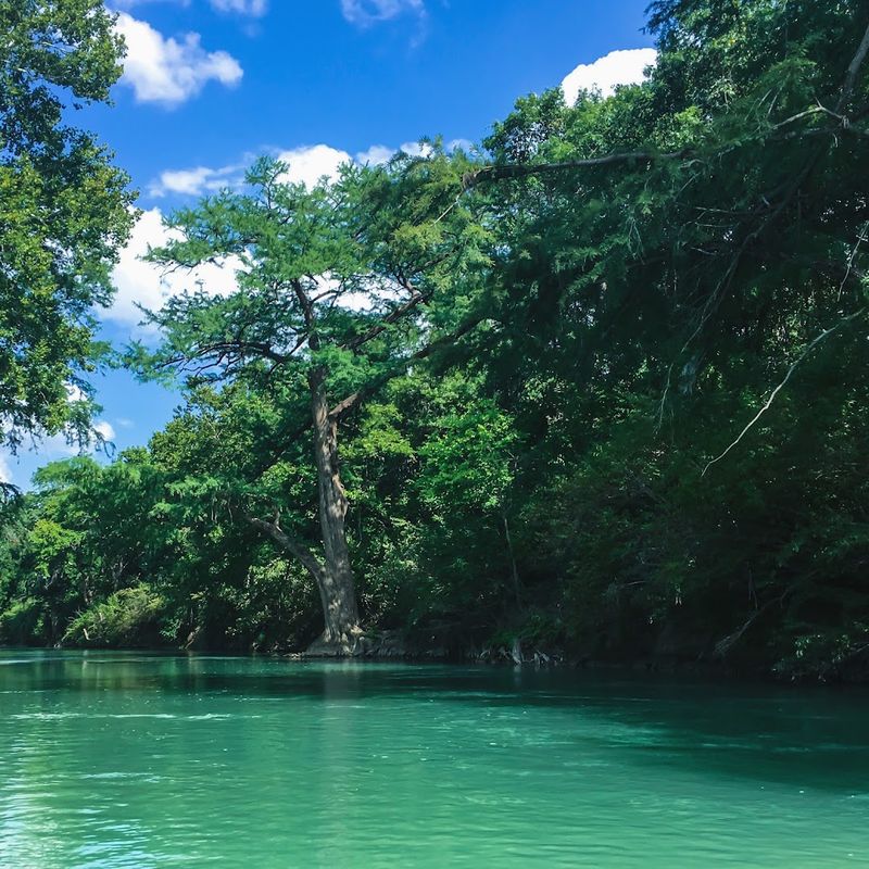 Beginner-friendly Texas kayaking spots with calm, scenic water