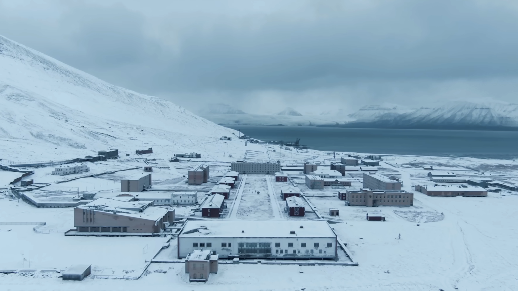 141 people died in a plane crash - then everyone left this Arctic city ...