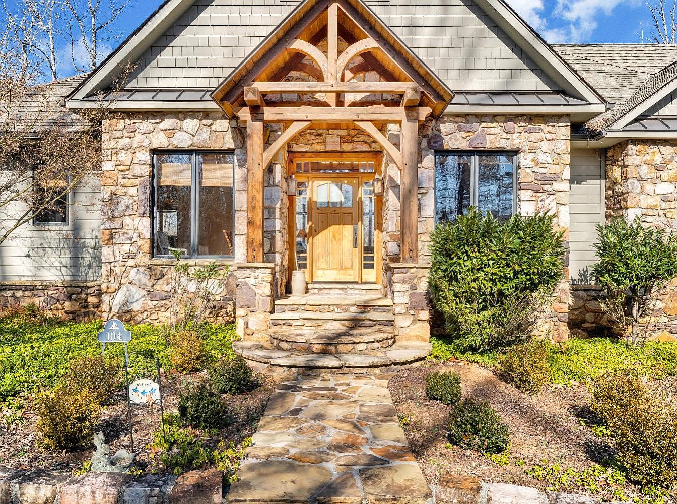 Luxurious lake living in a 2010 retreat in Huddleston, Virginia ...