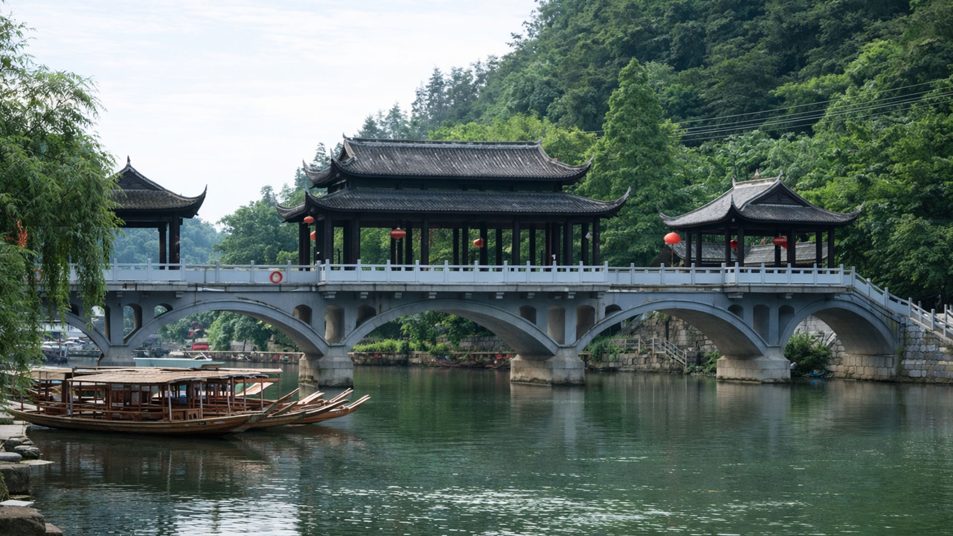 A quiet corner in China where boats and bridge meet