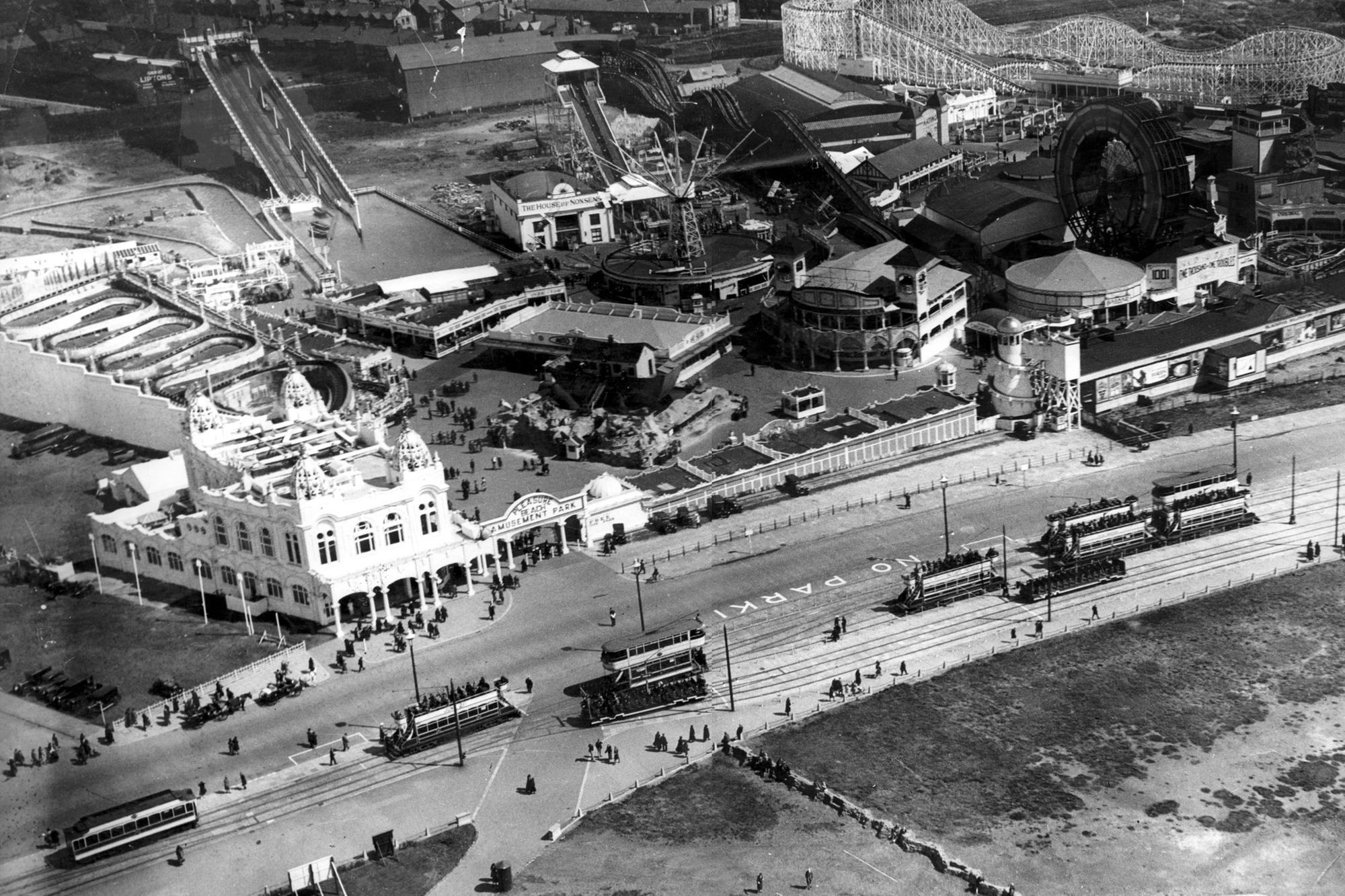 25 nostalgic photos of Blackpool Pleasure Beach Resort that journey ...