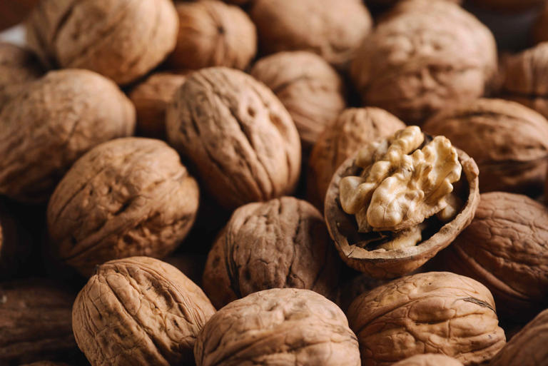 The best time to eat walnuts for omega-3s and brain function