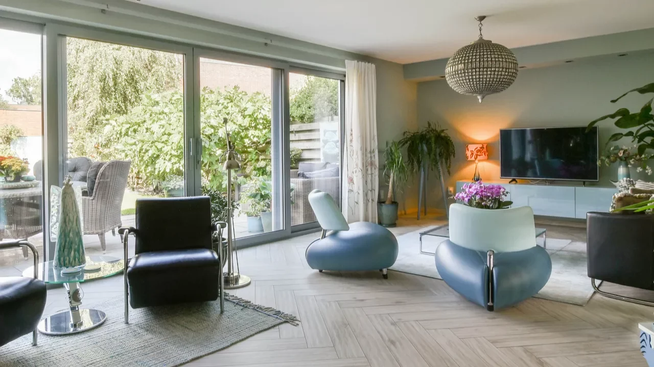Designers keep seeing these living room choices that quietly drag the ...