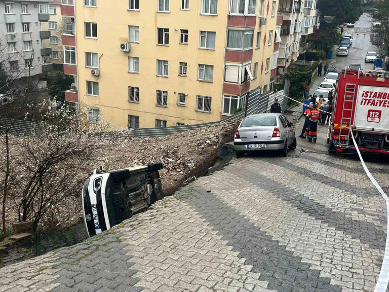 Üsküdar’da yol çöktü: Otomobil çukura düştü