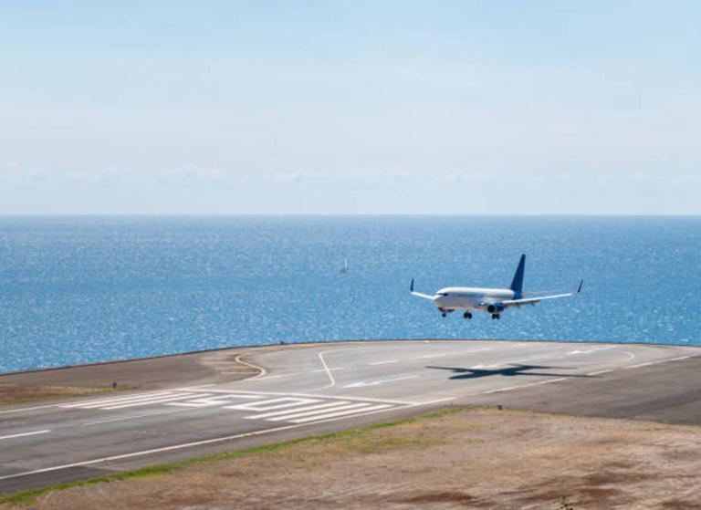 Apollo nears $10B deal to purchase Atlantic Aviation from KKR - Bloomberg