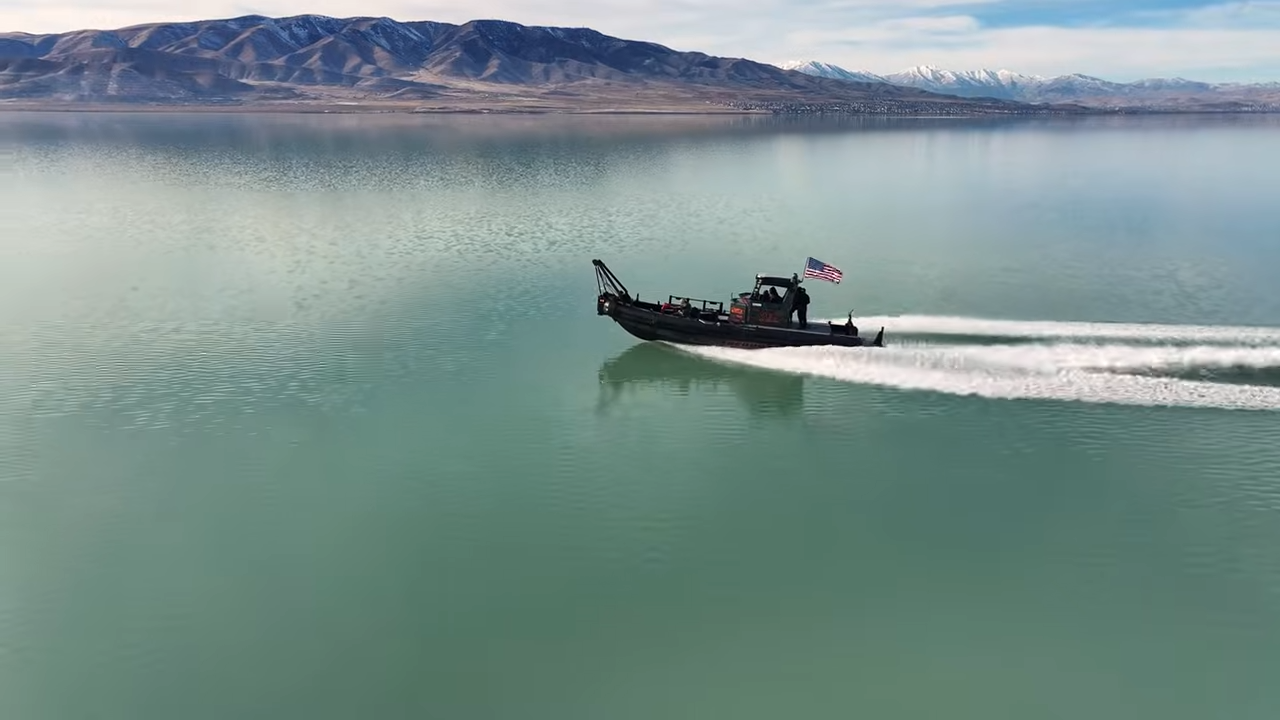 Watch what happens when a boat loses both engines at sea
