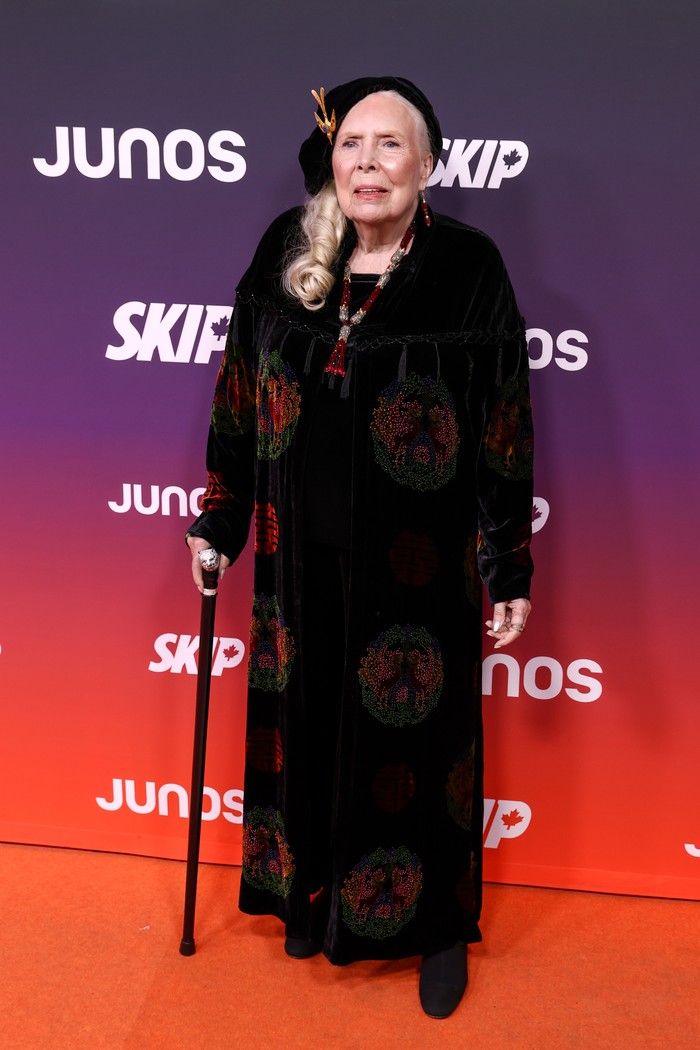 Legend Joni Mitchell adored by Juno crowd, in Canada-loving speech