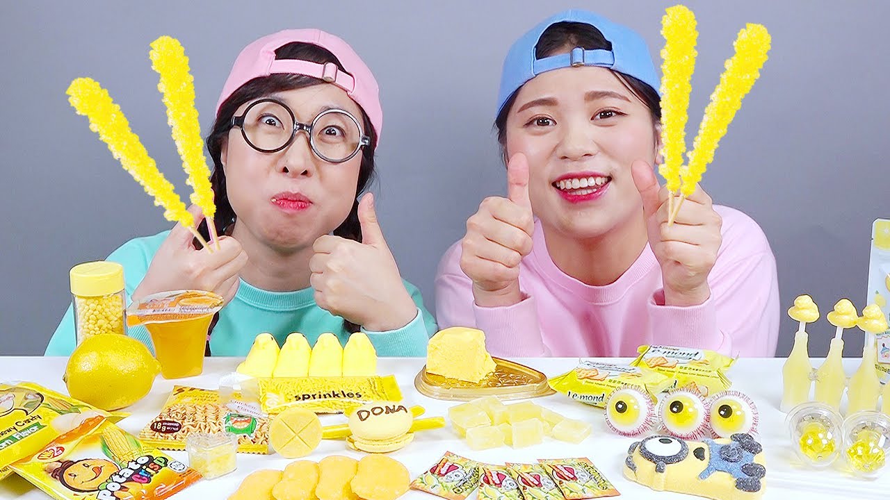 Makanan kuning makanan penutup raksasa permen jeli mukbang DONA