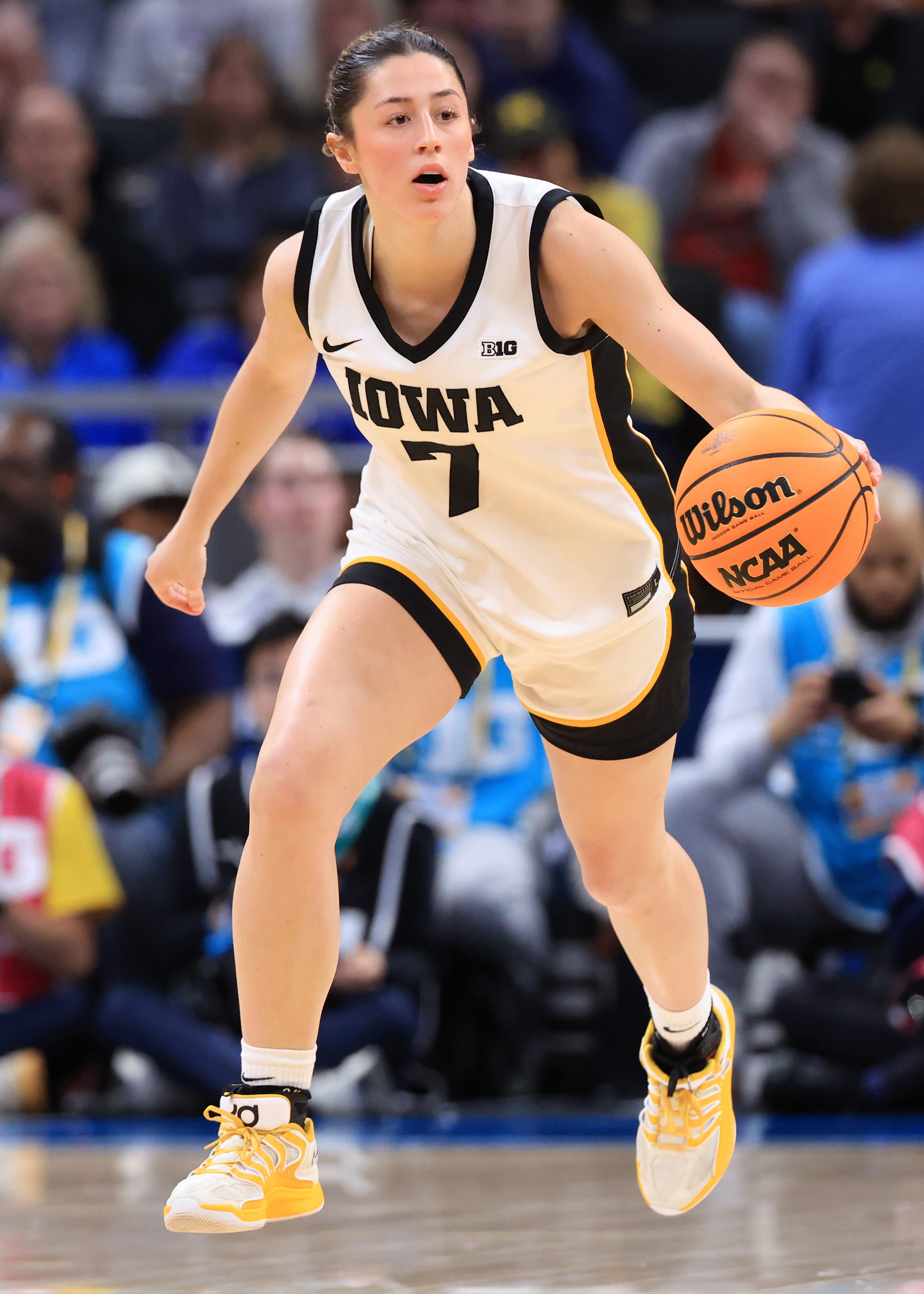 Iowa women's basketball frosh Addie Deal entering transfer portal