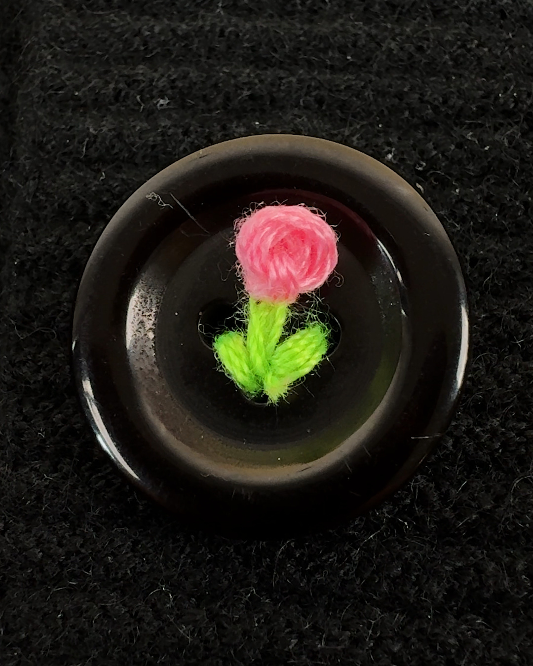 Sew your buttons into flowers🌷