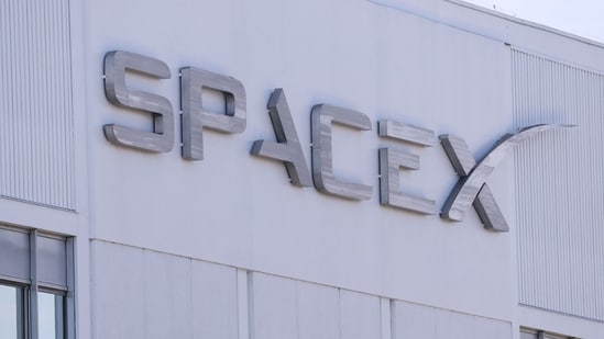 Starlink satellite goes dark at 560 km above Earth, no threat to NASA's ...