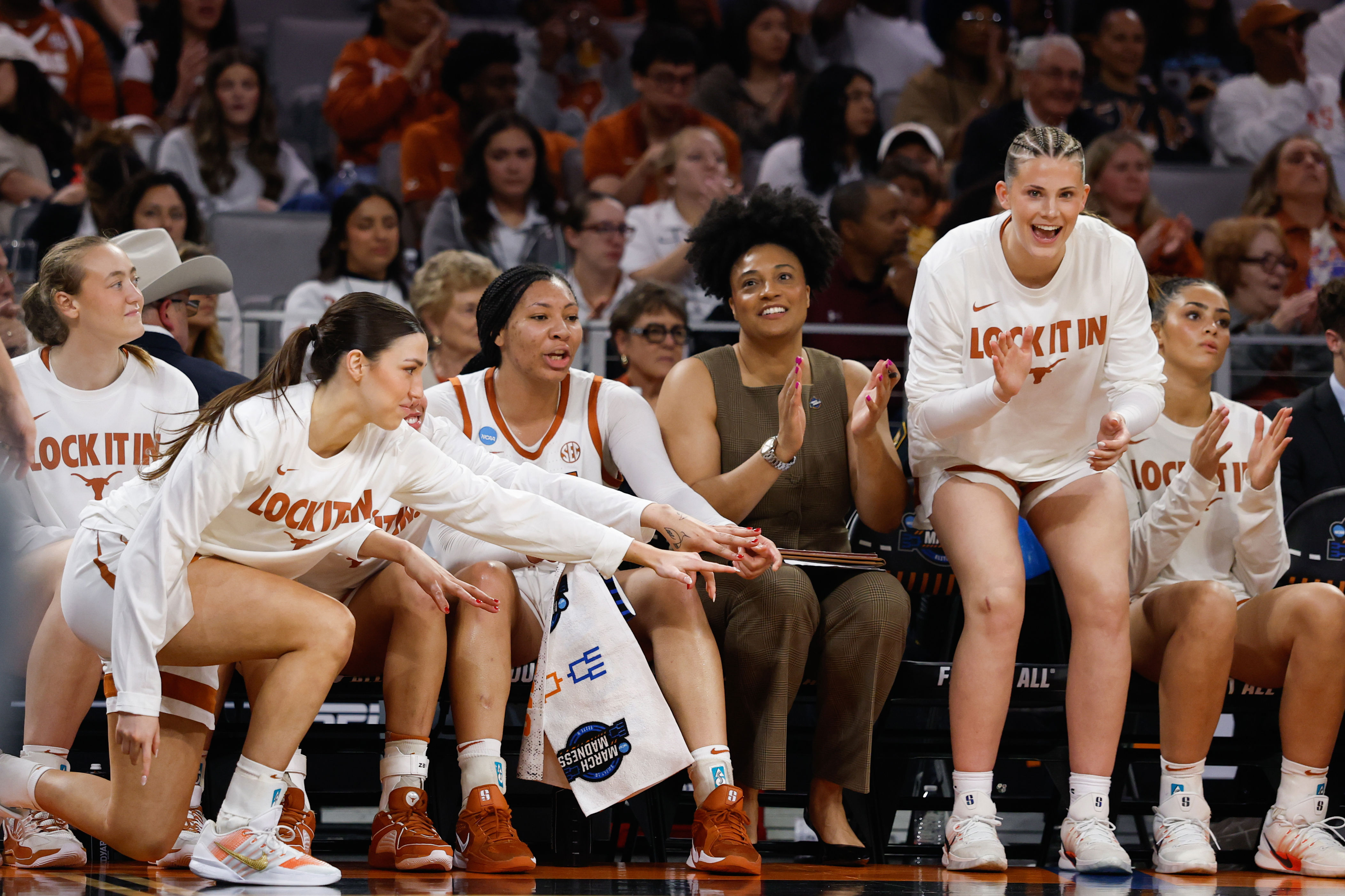 No. 1 seed Texas punches Final Four ticket by racing away from No. 2 ...