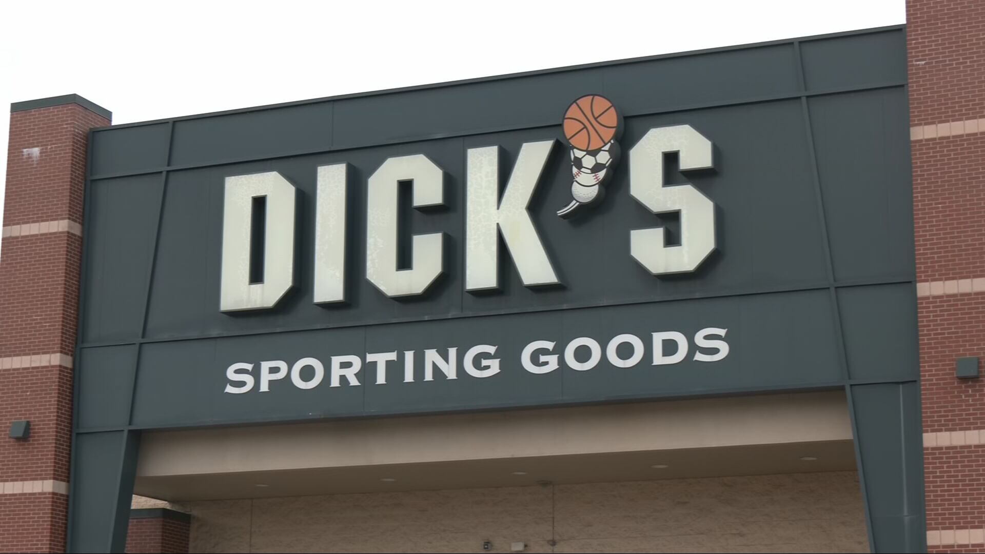 Dick’s Sporting Goods reports first positive sales at Foot Locker in ...